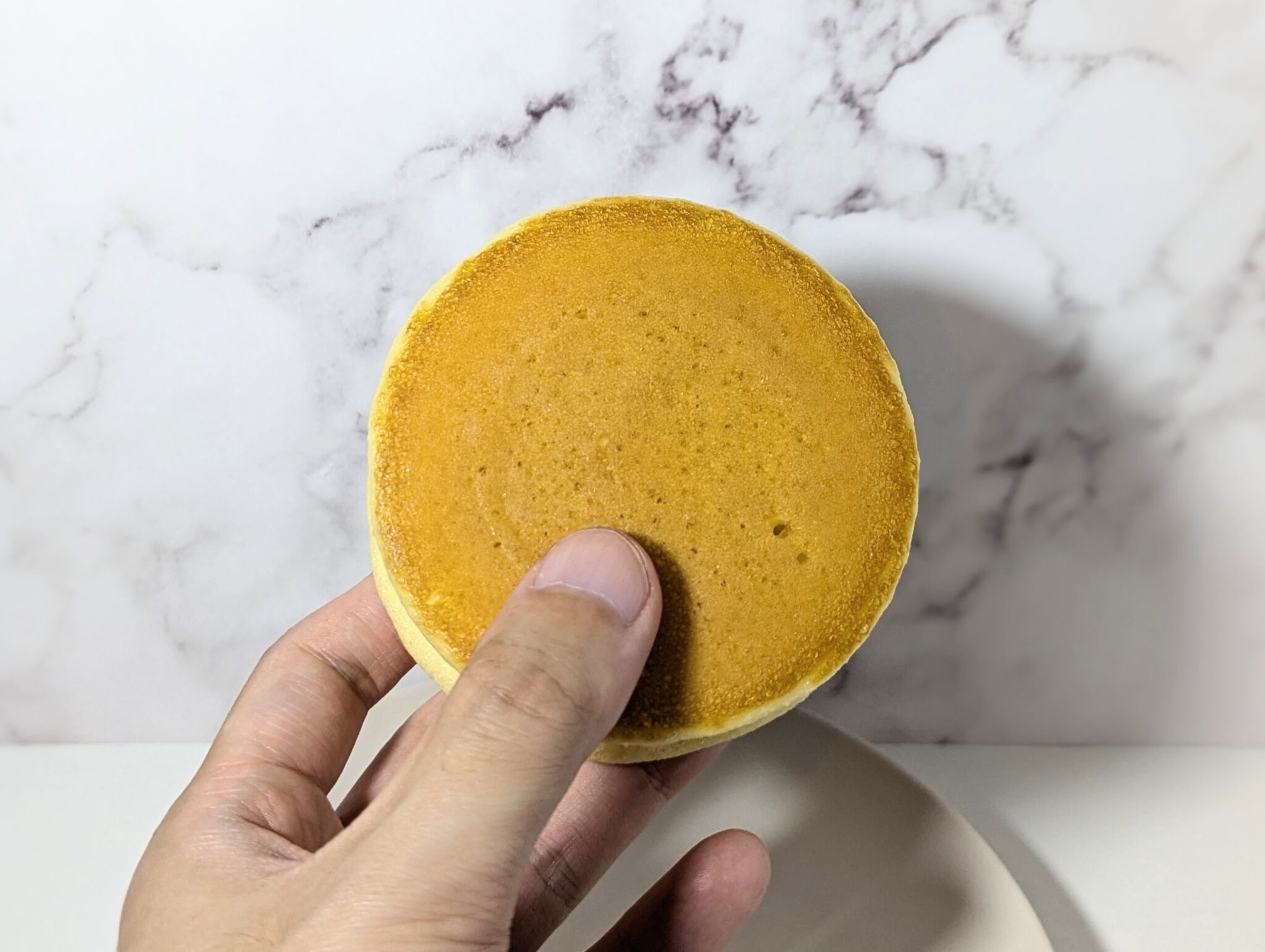 【シャトレーゼ】2024年10月発売「フランス産クリームチーズパンケーキ」を実食|108円のお手頃価格で高い満足度のスイーツ チーズケーキ通信