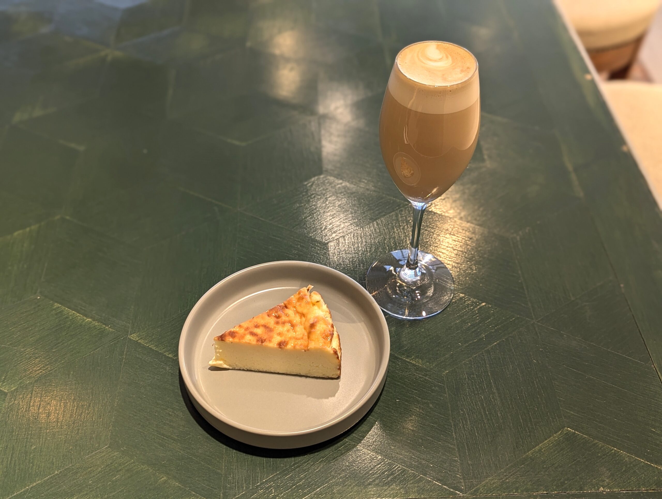 こだわりのコーヒーが飲めるカフェ！渋谷【ウェービーコーヒー】のバスクチーズケーキを実食レビュー！ | チーズケーキ通信