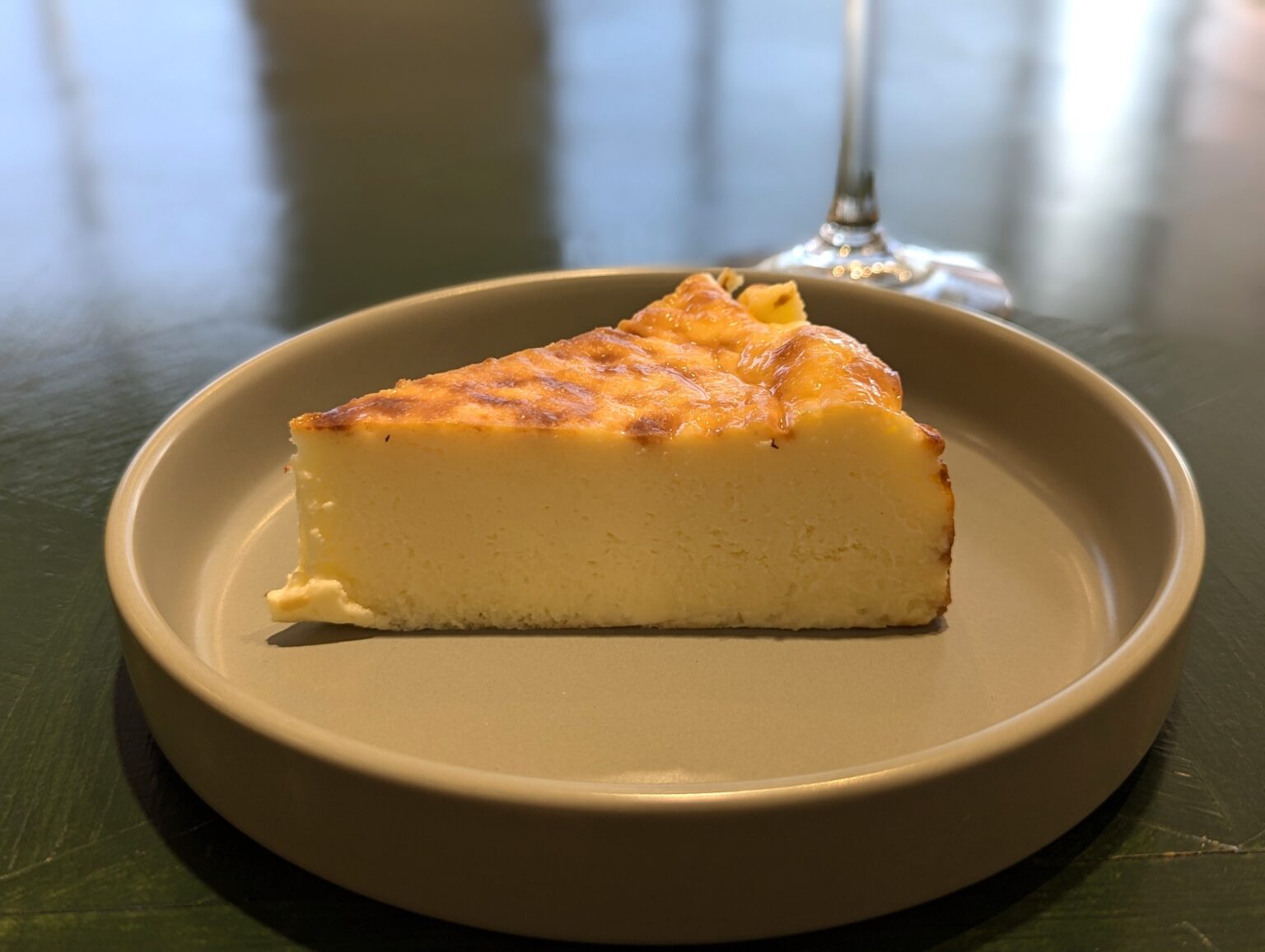 こだわりのコーヒーが飲めるカフェ！渋谷【ウェービーコーヒー】のバスクチーズケーキを実食レビュー！ | チーズケーキ通信