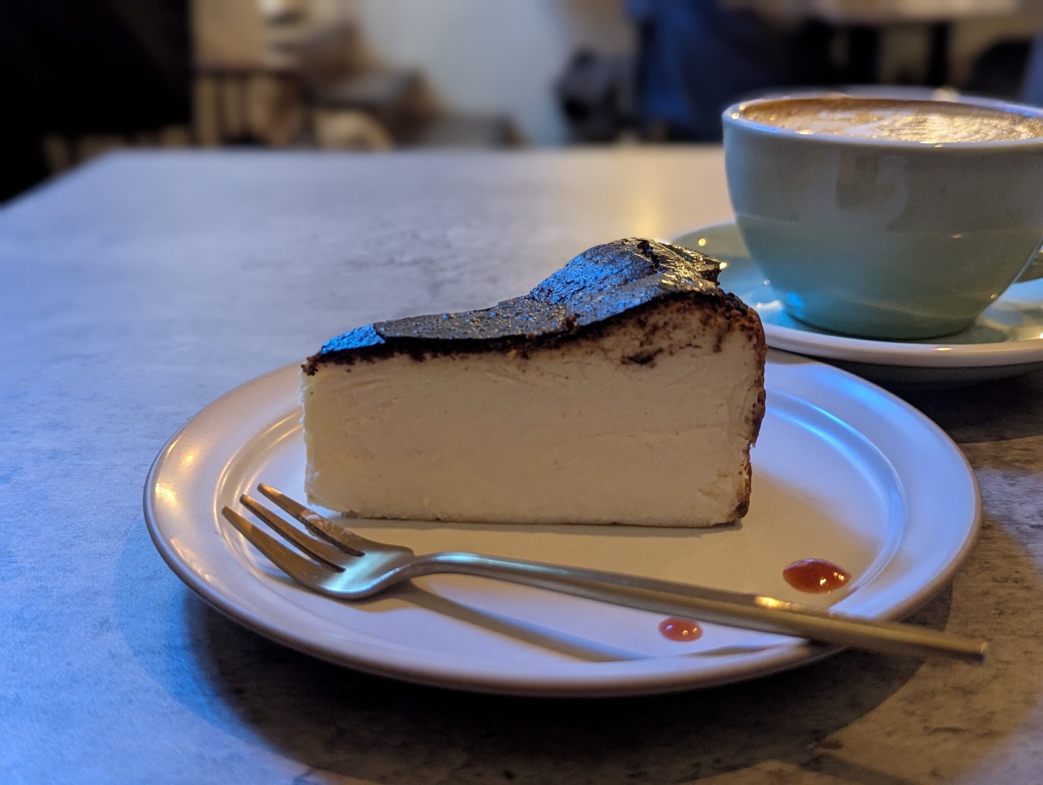 池袋のカフェ【LILI（リリ）】でバスクチーズケーキを食べてみた | チーズケーキ通信