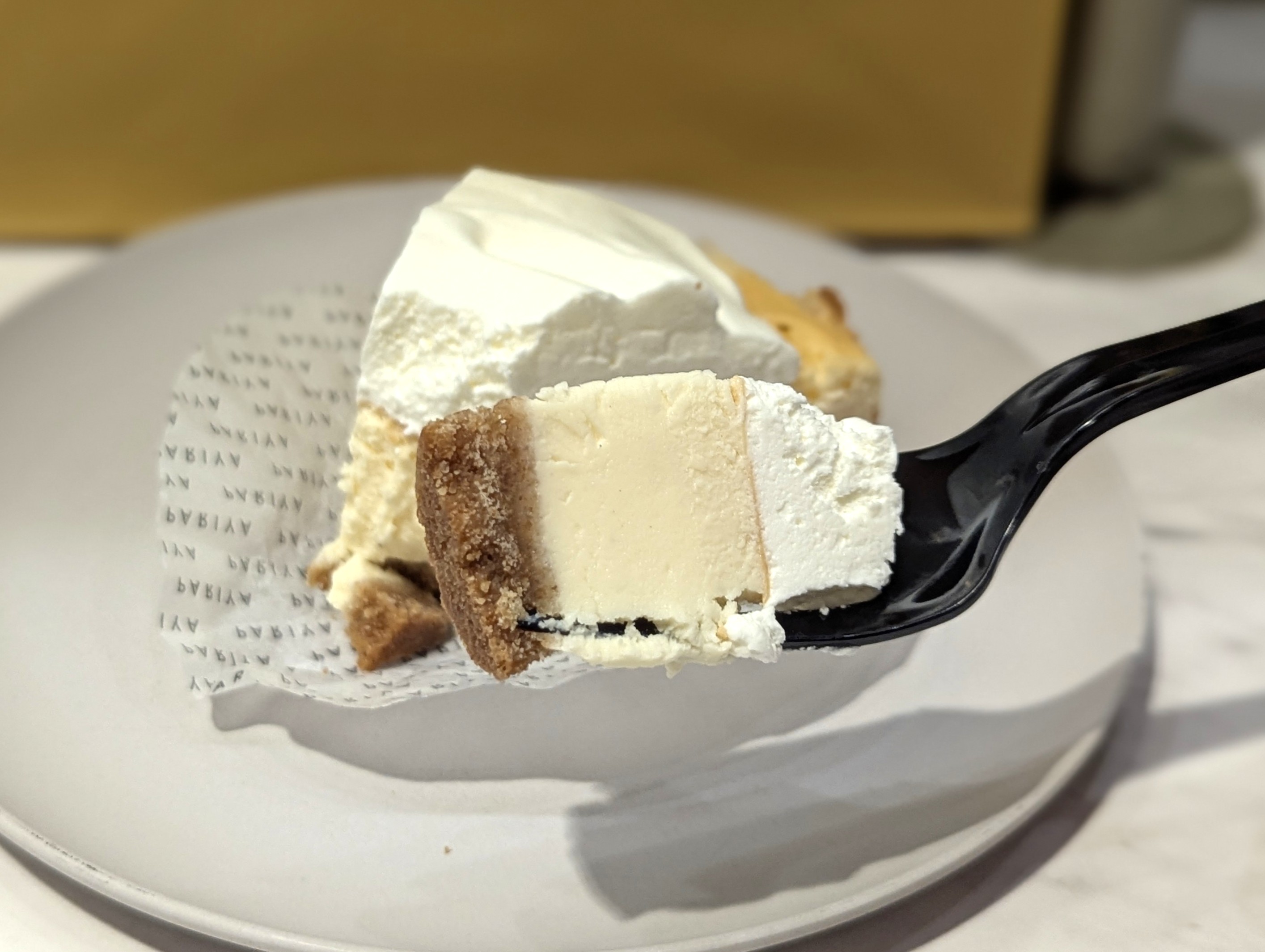 パリヤ（PARIYA）【ベイクド＋クリームチーズケーキ】を実食！清涼感のある酸味が魅力、高級デリカテッセンのチーズケーキ | チーズケーキ通信