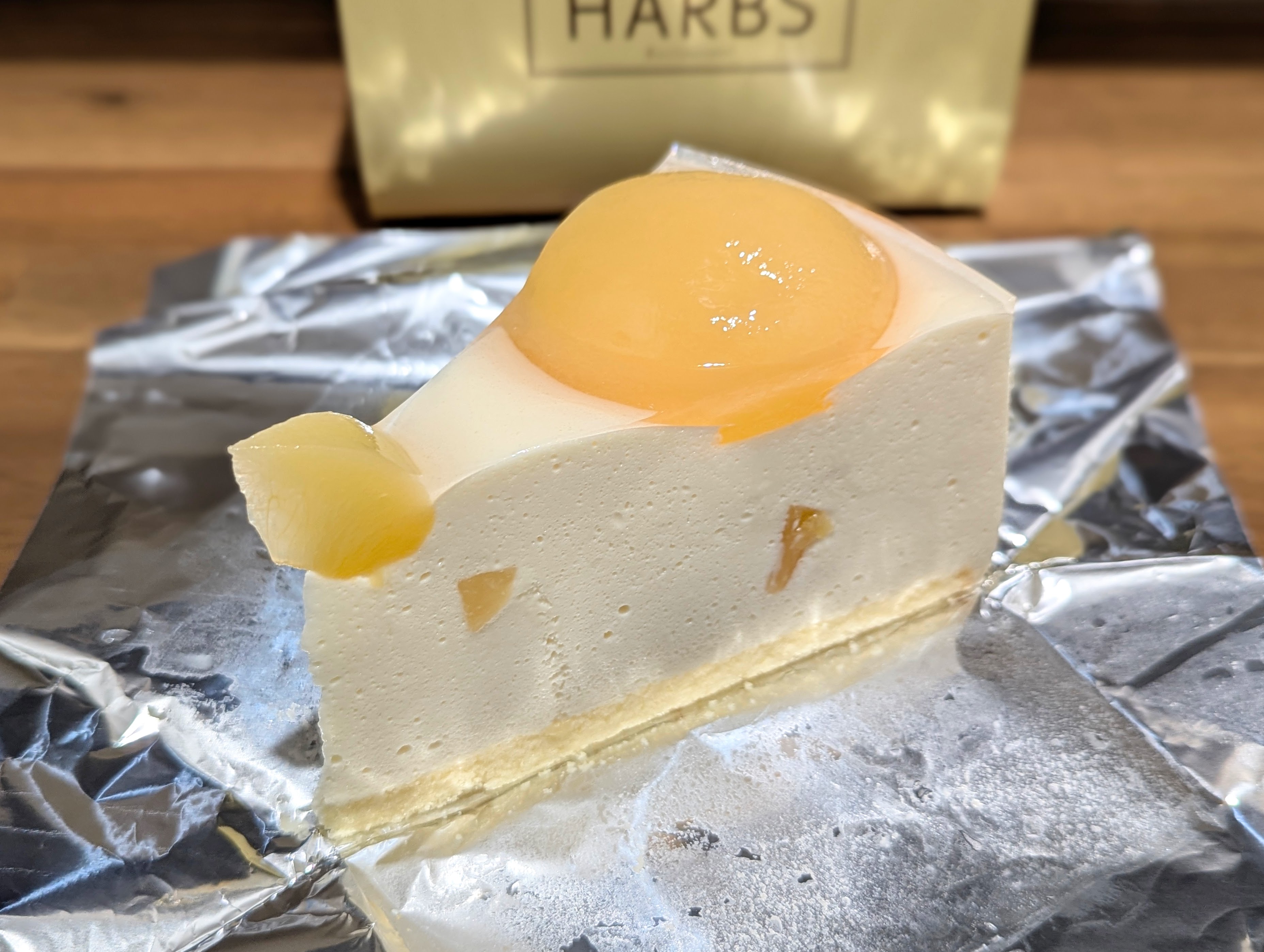 ハーブス（HARBS）【白桃のレアチーズケーキ】を実食！2025年6月26日登場の期間限定、新作チーズケーキについて | チーズケーキ通信