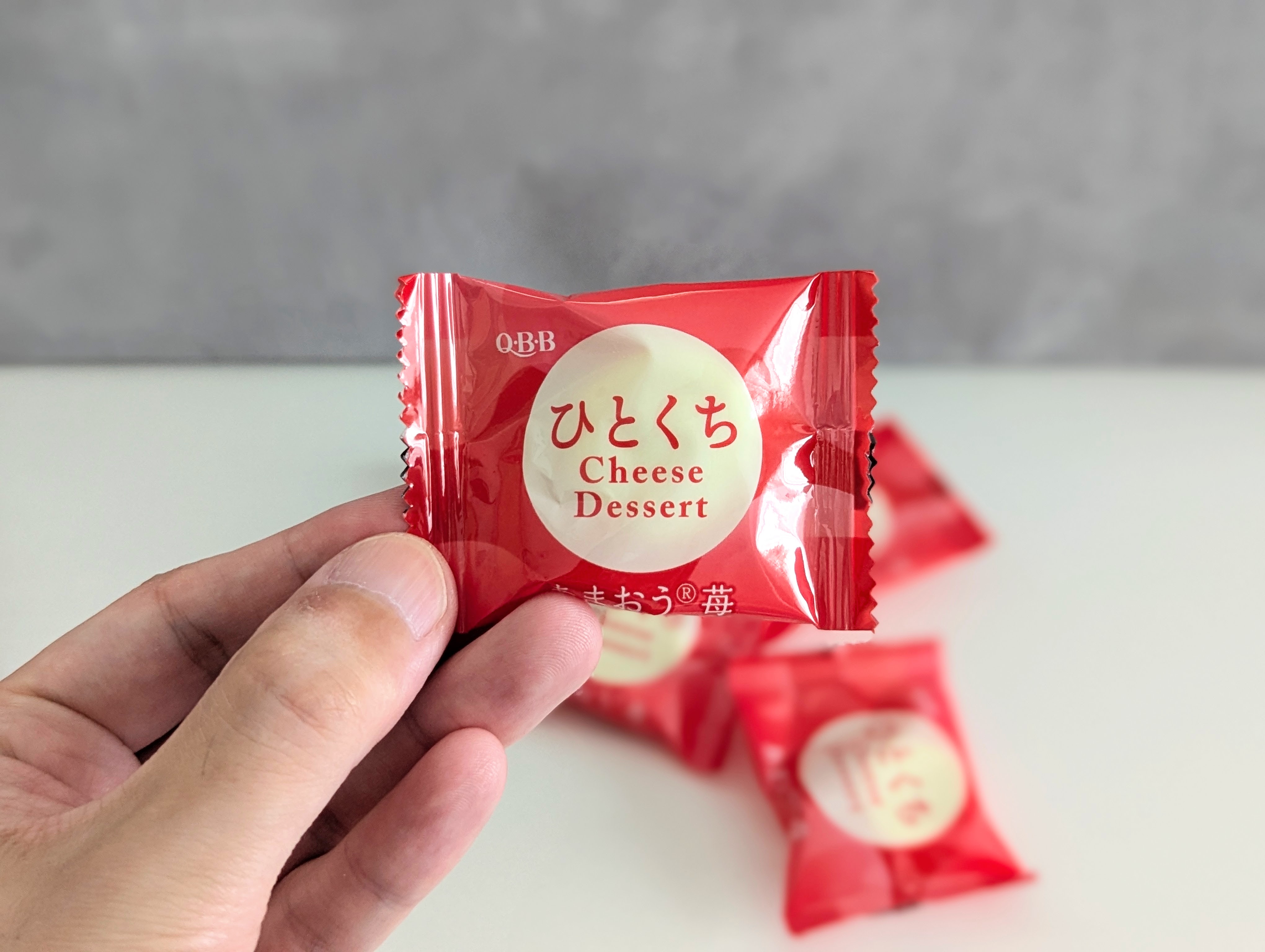 【QBB】ひとくちチーズデザート あまおう苺｜チーズ専門ブランドが販売するチーズスイーツを実食レビュー | チーズケーキ通信