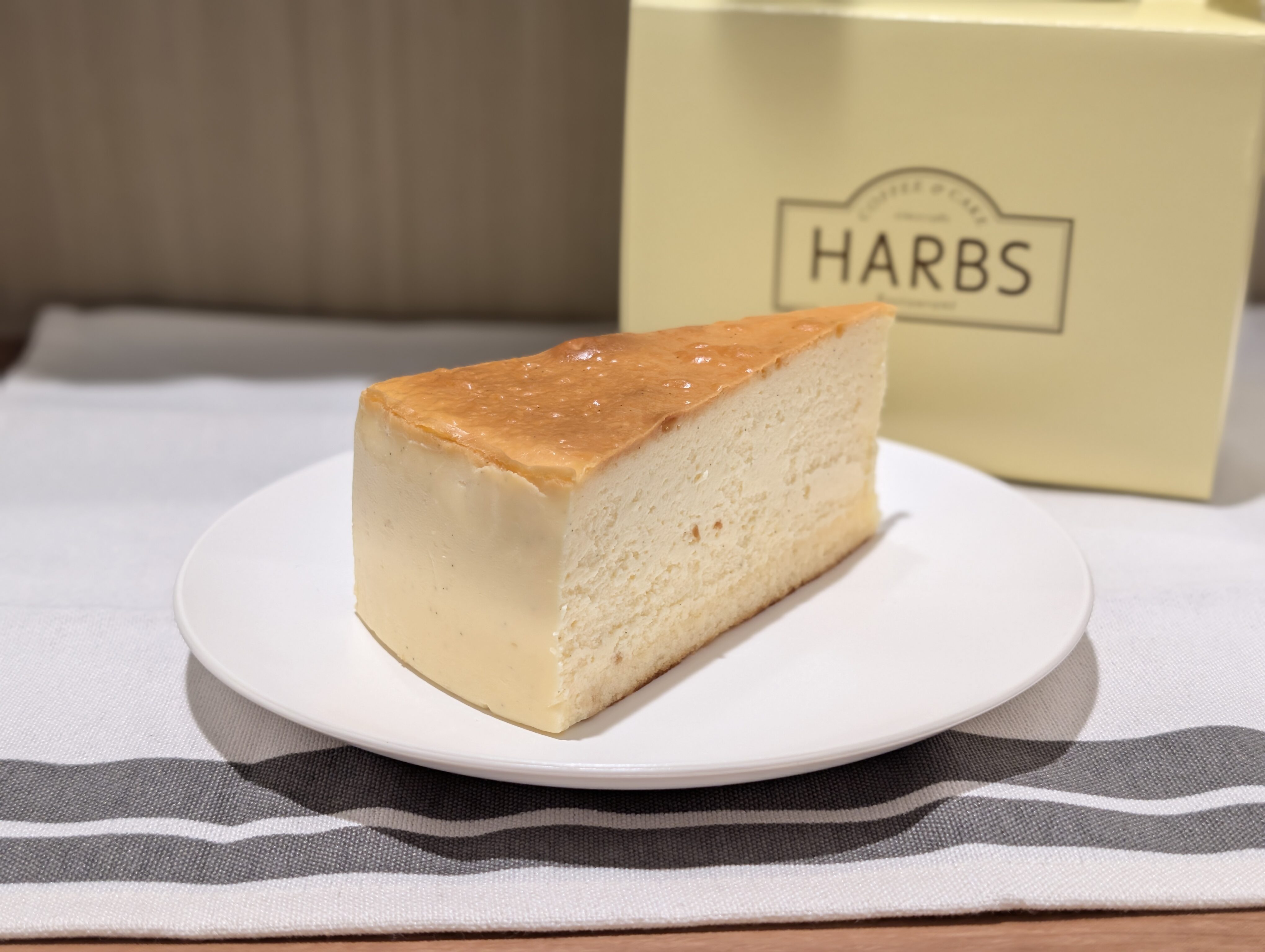 【ハーブス】ニューヨークチーズケーキを実食｜濃厚だが繊細さも感じるボリュームのあるチーズケーキ | チーズケーキ通信